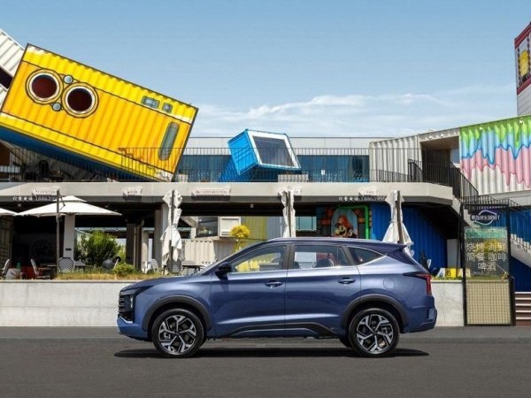 Представлено семейство JAC X8 E, позиционируемых как компактные ...