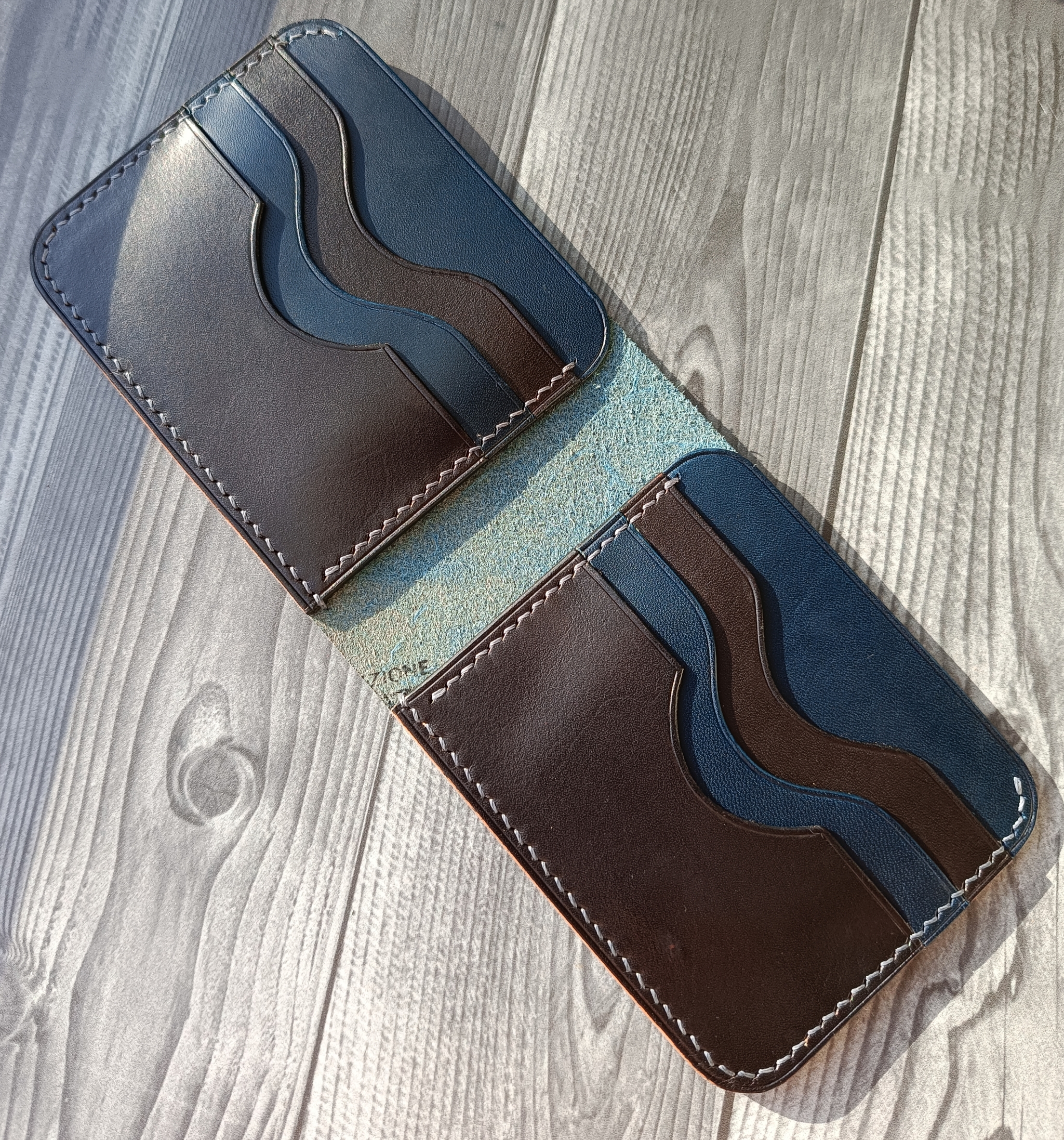 Компактный бифолд из Итальянской Buttero Blue и Tempesti Nero 110*90 mm ...
