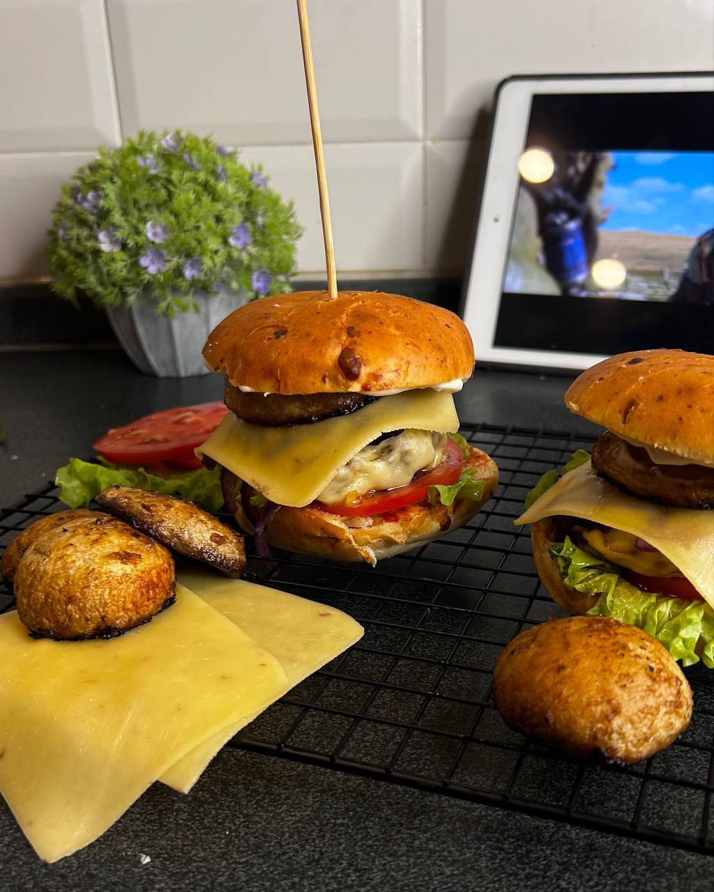 БУРГЕР С ГРИБАМИ ТЕМНОЙ ПЕЩЕРЫ из World of Warcraft - 14.10.24 14:35 ...