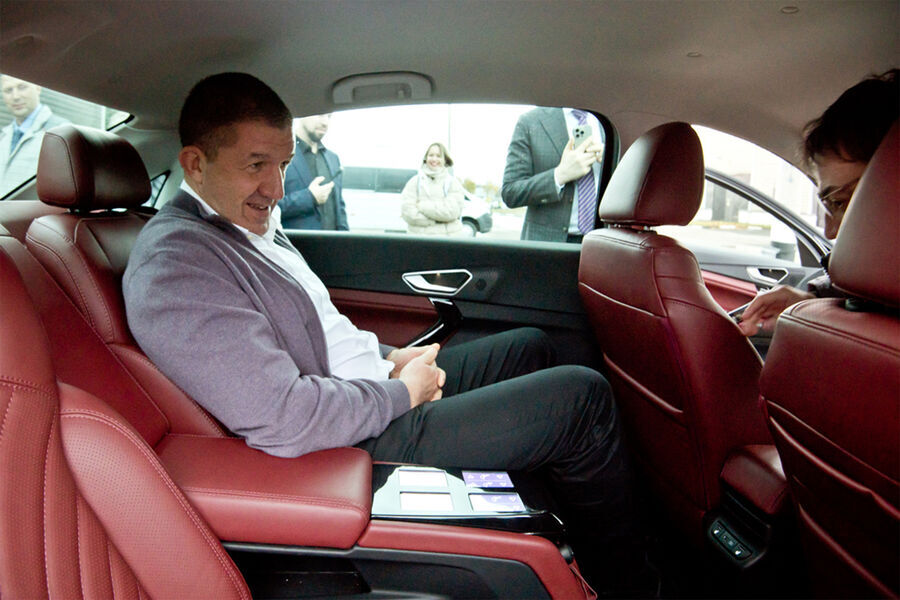 С технологиями Aurus: АвтоВАЗ показал салон роскошной версии Lada Aura | Пикабу