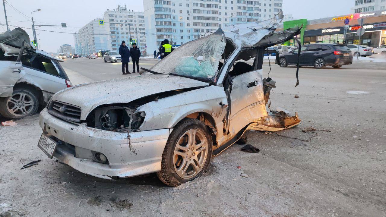 Световая опора разрезала Субару пополам | Пикабу